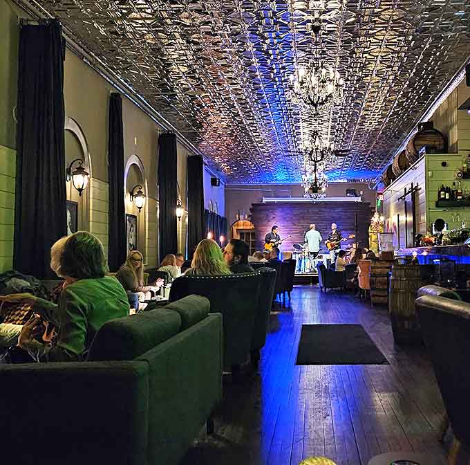 Live music fills the space &ndash; Musicians create the soundtrack for memorable evenings, their melodies weaving through conversations and clinking glasses.