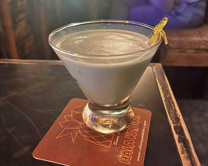 The Banana Kokomo arrives in a ceramic bowl that could double as ancient Polynesian treasure &ndash; complete with blue flames that hypnotize before the first sip.