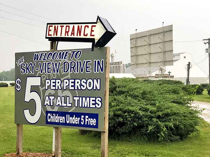 Five dollars per person reads the welcome sign &ndash; perhaps the last place in America where Lincoln's portrait buys an entire evening's entertainment.
