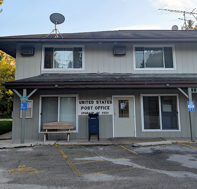 Even Ephraim's post office exudes small-town charm, where mailing a letter becomes an excuse for neighborly conversation.