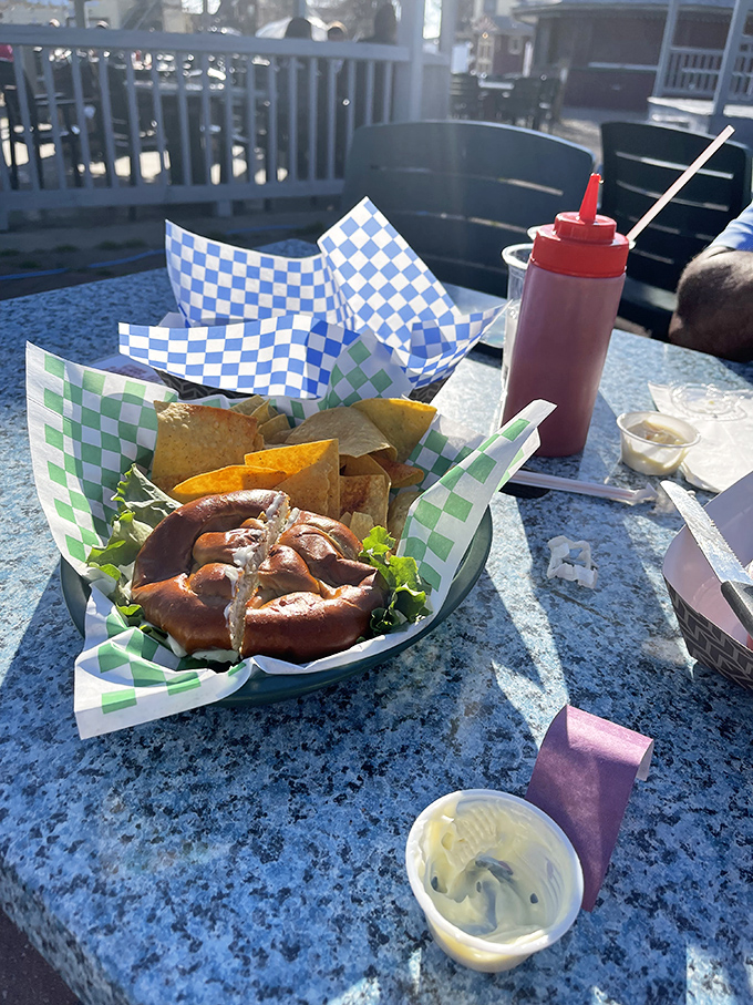 Pretzel bites and house-made chips arrive in checkered baskets &ndash; unpretentious nibbles that pair surprisingly well with both dry and sweet wines.