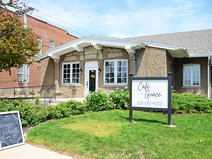 Caf&eacute; Grace welcomes visitors with the kind of curb appeal that makes diet plans mysteriously disappear.