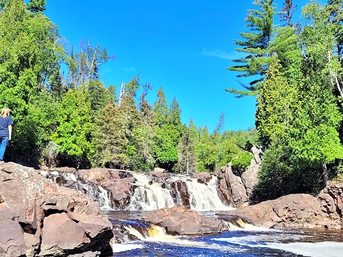 Sunlight dancing on the falls creates a light show that makes Las Vegas look like amateur hour with a flashlight.