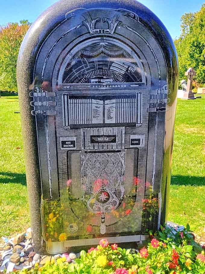 Rock and roll pioneer Alan Freed's jukebox headstone might be the coolest memorial ever, perfectly capturing his musical legacy.