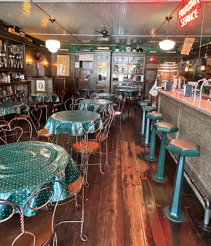 Wooden floors, wire-backed chairs, and that unmistakable ice cream parlor energy – a room where calories simply don't count.