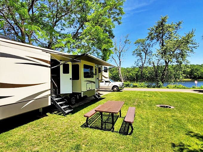 Prairie Island Campground lets you wake up riverside, where morning coffee tastes better with Mississippi mist rising in the background.