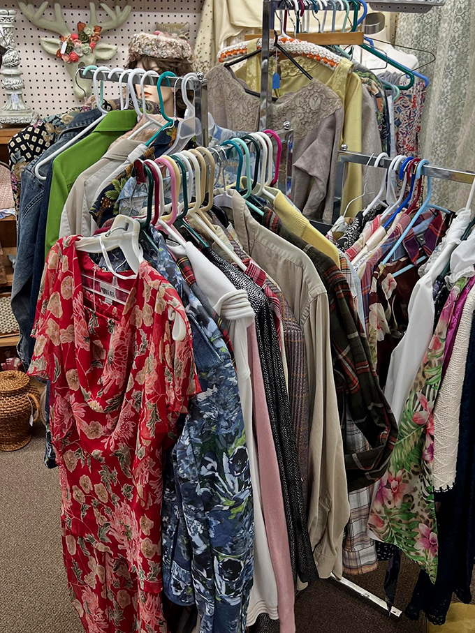 That Schmidt beer lamp isn't just illuminating the room &ndash; it's shining a light on America's brewing heritage with retro charm to spare.