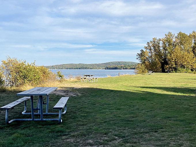 Lakeside dining with a view that no five-star restaurant could possibly match &ndash; reservations not required, wonder guaranteed.