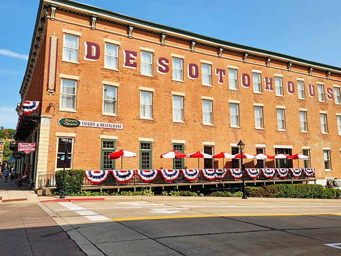 The DeSoto House Hotel has been hosting guests since 1855, its historic fa&ccedil;ade proudly proclaiming its status as Illinois' oldest operating hotel.