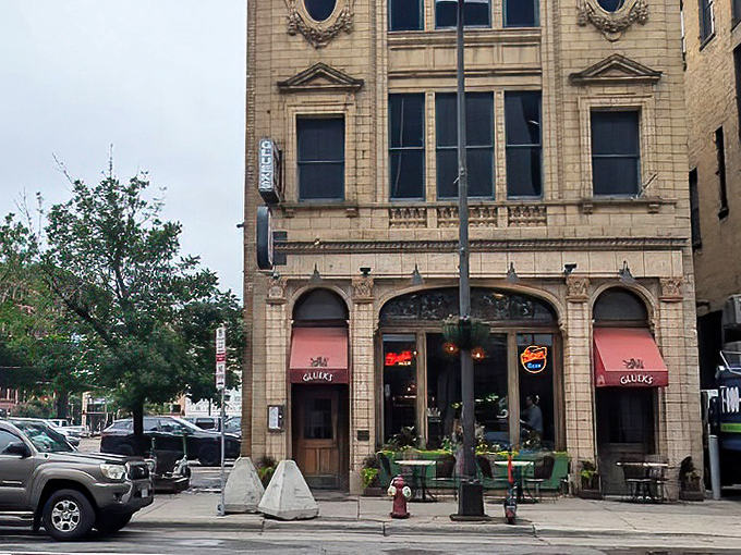 Outdoor setting: Urban oasis in the heart of downtown, where red brick buildings frame your al fresco feast like a movie set.