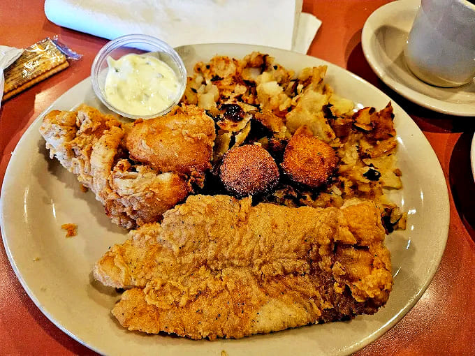 A fried fish platter that would make coastal restaurants jealous, proving landlocked states know their way around seafood.