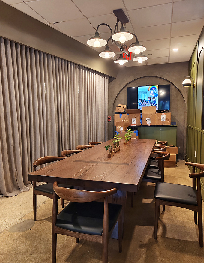 The communal table offers a gathering space for everything from business meetings to first dates &ndash; all fueled by sugar and caffeine.