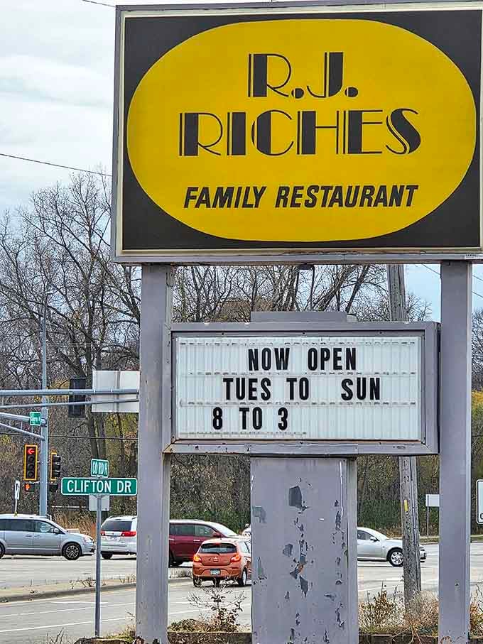 History etched in bronze &ndash; this marker tells the geological story of Palisade Head, a billion-year journey from molten lava to majestic cliff.