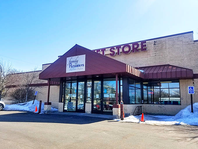 Evening light bathes the bakery in a golden glow, highlighting the classic signage that has guided sweet-toothed pilgrims for decades.