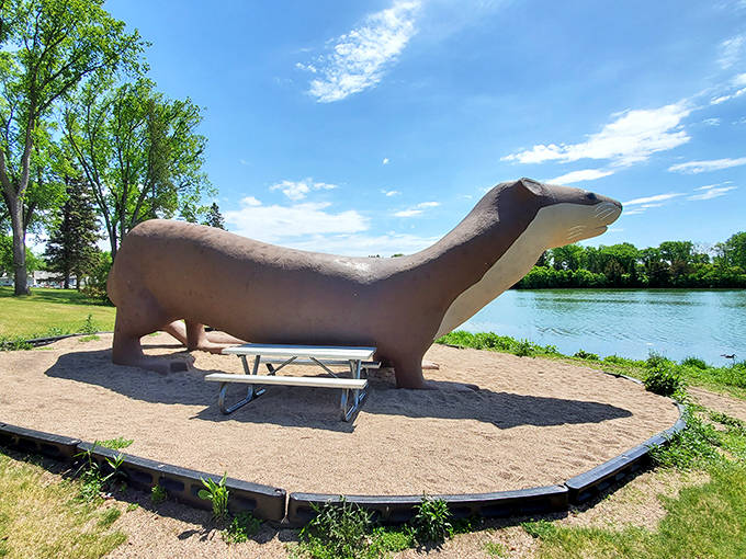 Otto the Otter lounges majestically by the water, proving Minnesota knows how to supersize its wildlife attractions with charm.