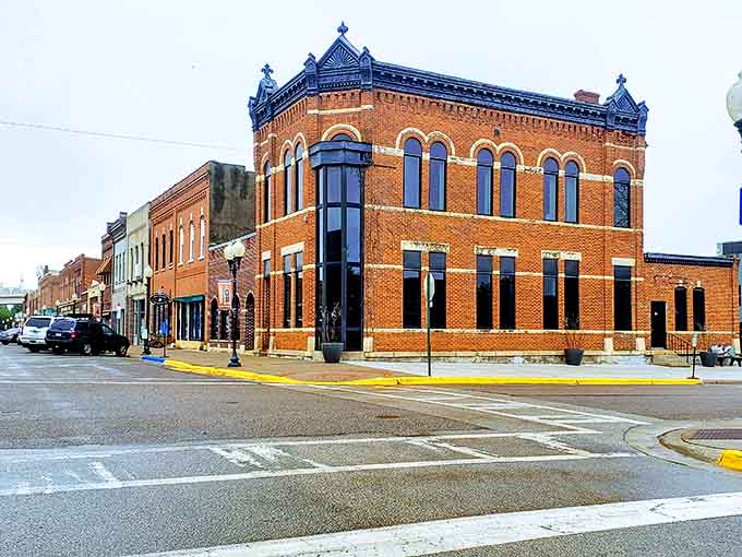 The National Eagle Center offers face-to-beak encounters with America's national bird in a stunning riverside setting.