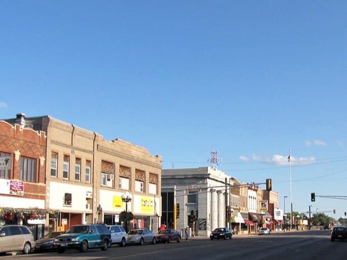 Downtown Alexandria's historic buildings house charming shops and eateries, where window shopping becomes an afternoon adventure all its own.