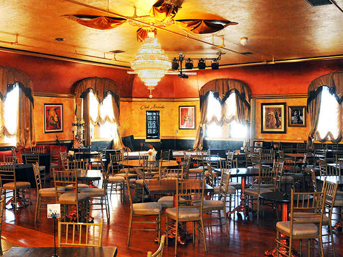 Amber walls, crystal chandeliers, and elegant furnishings transport diners to the glamorous side of Prohibition – minus the actual prohibiting.