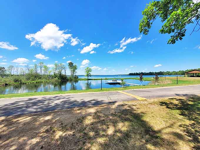 Mother Nature showing off again! This scenic lakeside view is what vacation dreams and "out of office" email responses were made for.