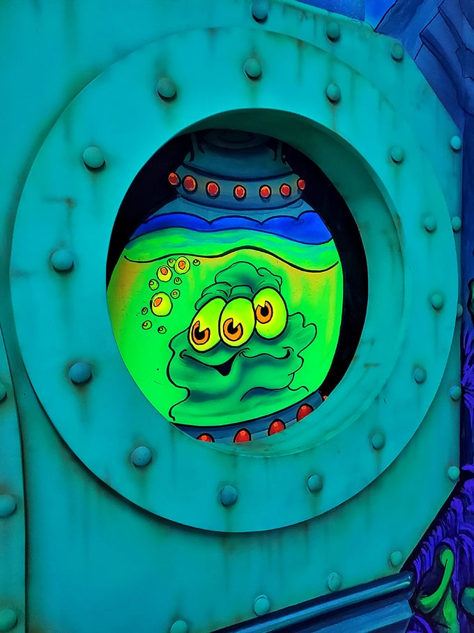"Hello, Earthling!" This green blob with googly eyes watches your every putt through its porthole, judging your form with alien amusement.