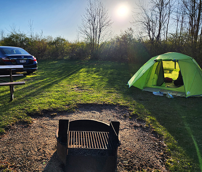 Camping here means waking up to lake breezes and falling asleep to wave sounds, the kind of accommodation no hotel can match.