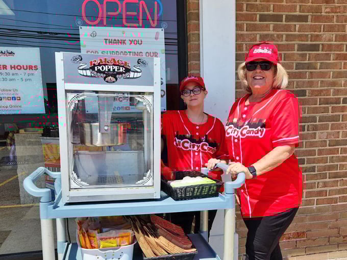 Fresh popcorn perfumes the air from this vintage-style popper &ndash; the gateway drug to the harder sugary substances waiting inside.