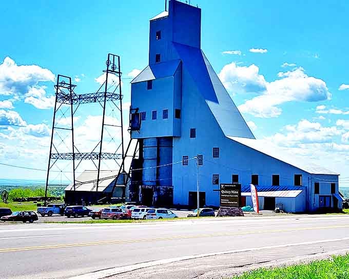 Quincy Mine: This industrial giant stands like a sentinel of history, its massive headframe telling tales of underground fortunes and hardworking miners.