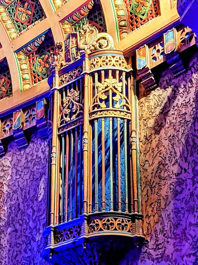 Rich red seats face a screen where countless stories have unfolded, all under a ceiling that mimics a starlit Mediterranean sky.