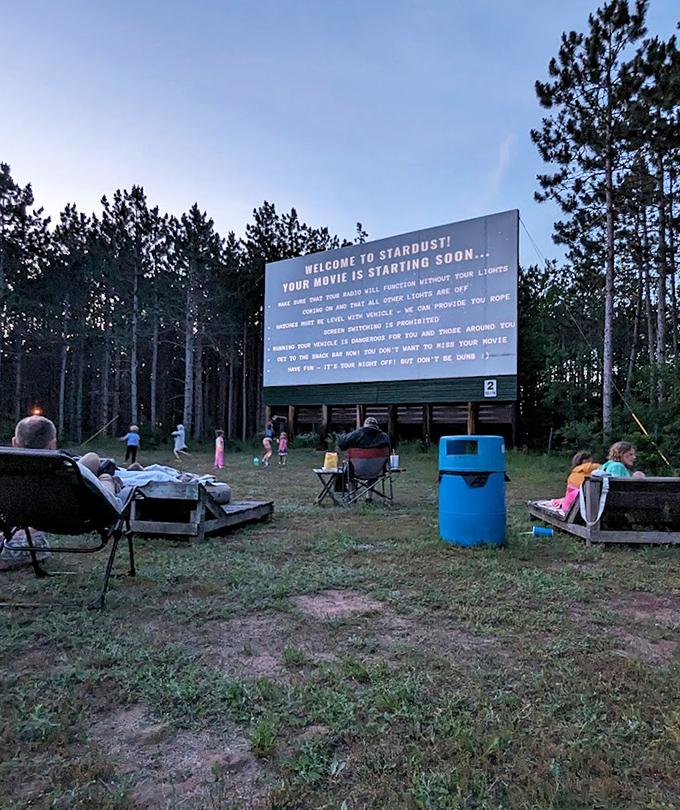 The pre-show screen displays helpful viewing instructions, building anticipation as families settle in for the feature.