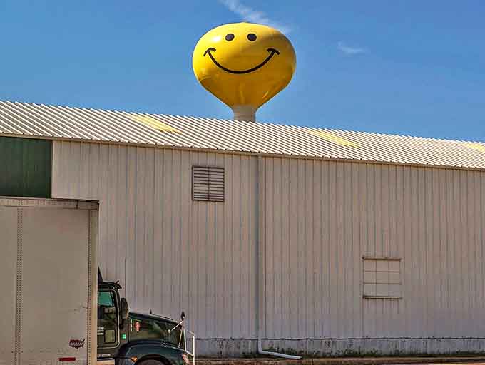 The jolly giant of Atlanta, Illinois stands guard over the town, proving that municipal water storage can indeed have personality.