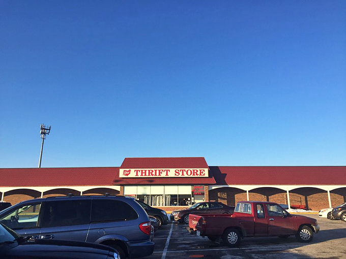 A parking lot full of cars means fellow treasure hunters are inside, probably grabbing that lamp you were thinking about buying.