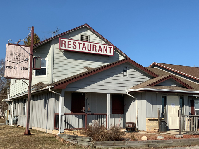 The Full Circle Caf&eacute; welcomes hungry visitors with homestyle cooking and a cozy atmosphere that makes everyone feel like a regular.