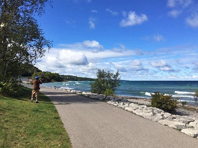 The shoreline path offers the perfect compromise &ndash; nature's majesty on one side, civilization's comforts on the other, and you rolling happily between.
