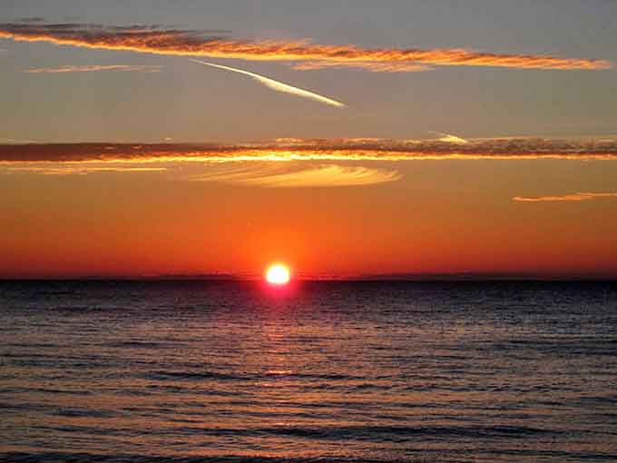 Sunset view: Door County's daily farewell performance &ndash; when the sun takes its final bow and paints the sky in impossible colors.