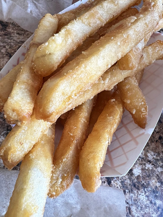 Hand-cut fries with that ideal balance of exterior crispness and fluffy interior. The perfect supporting actor to your burger's star performance.