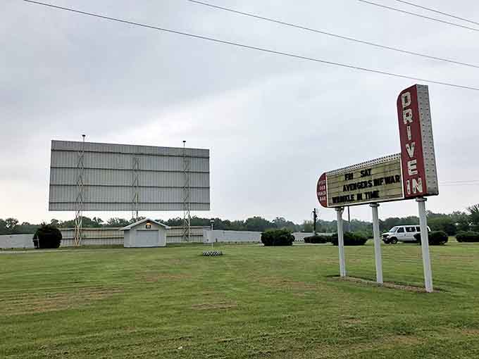 Behind the scenes: the massive screen structure reveals the impressive engineering behind this seemingly simple entertainment form.