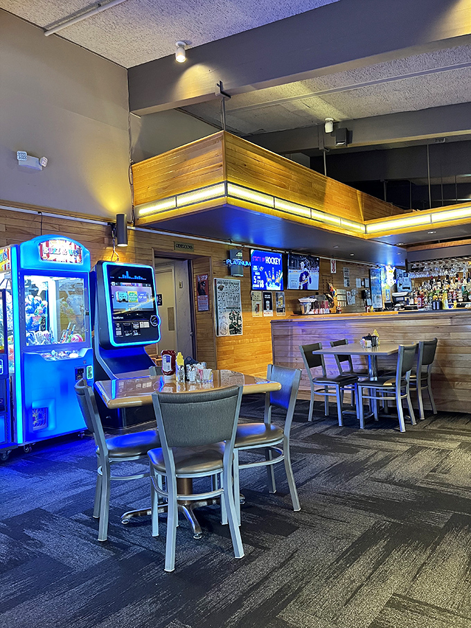 Tobie's bar area offers a relaxing spot to unwind after miles on the road &ndash; local brews and classic cocktails await.