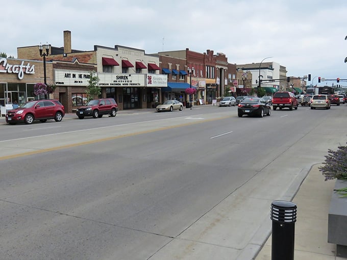 Alexandria's Main Street invites leisurely strolls past theaters, boutiques, and eateries &ndash; the perfect small-town backdrop for unexpected discoveries.