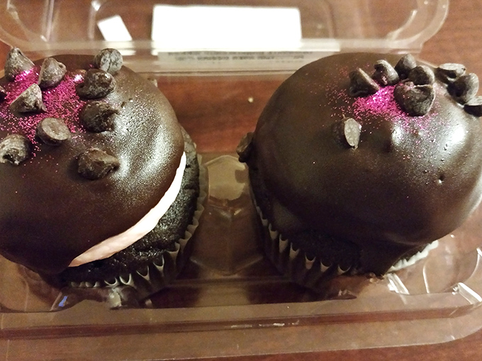 Chocolate cupcakes with a sparkly touch, because sometimes Tuesday deserves a little glamour too.