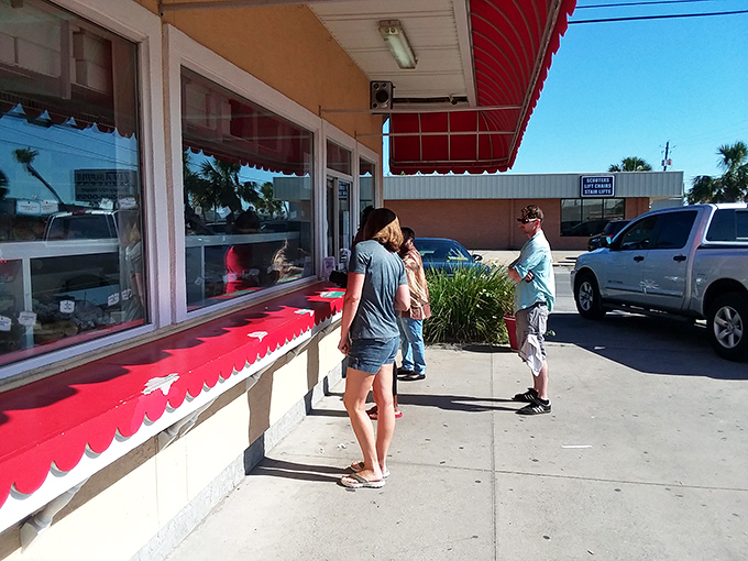 Early birds catch the donuts! Locals know to arrive before the sun to score the freshest treats from this beloved Panama City institution.