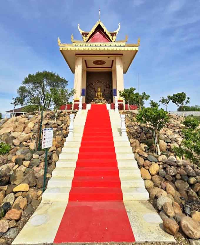 Red carpet treatment, Buddhist style &ndash; this hilltop shrine's dramatic staircase invites visitors to climb toward both physical and spiritual heights.