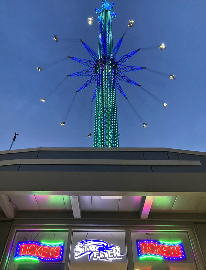 As darkness falls, the Starflyer transforms into a vertical light show that makes Las Vegas look understated by comparison.