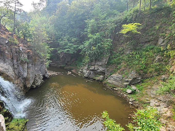The day transforms Ramsey Falls into a fantasy world, where moments pause as if time itself has been suspended.
