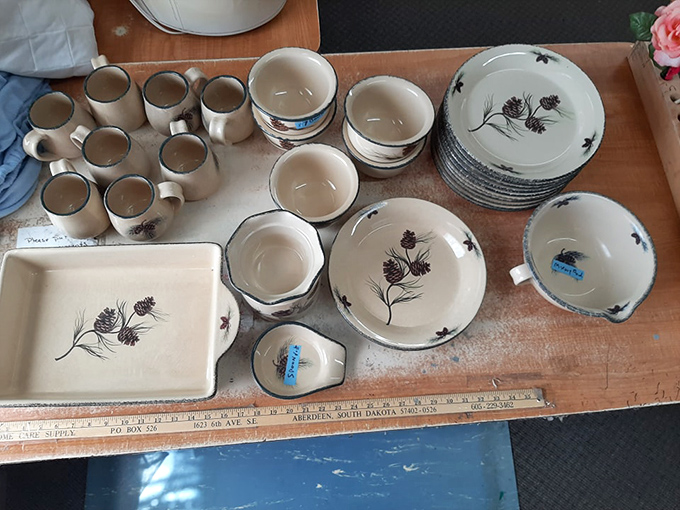 Pine cone patterned dinnerware that somehow feels more "Minnesota" than anything you could buy new today.