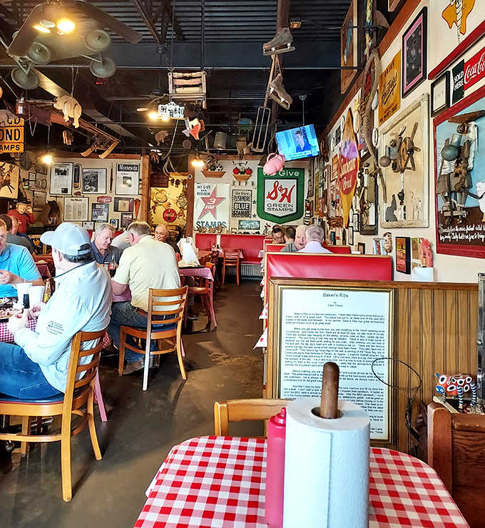 Ice cream brings strangers together – these cone-wielding companions sharing the universal language of "mmm" on Selma's patio.