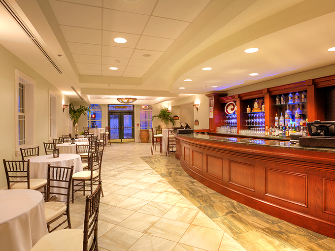 Between shows, the dining area offers a refined space for reflection and conversation, extending the Capitol experience beyond the performance itself.