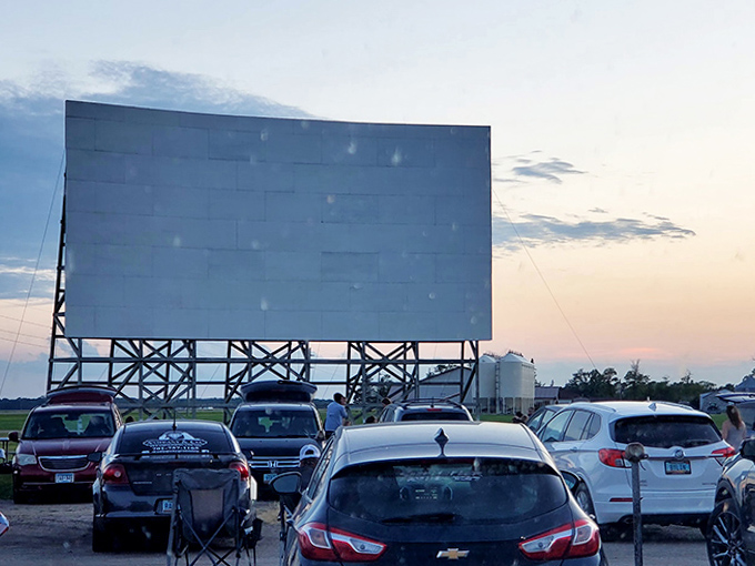 From SUVs to sedans, every vehicle becomes a personal viewing pod in this democratic field of cinema lovers.