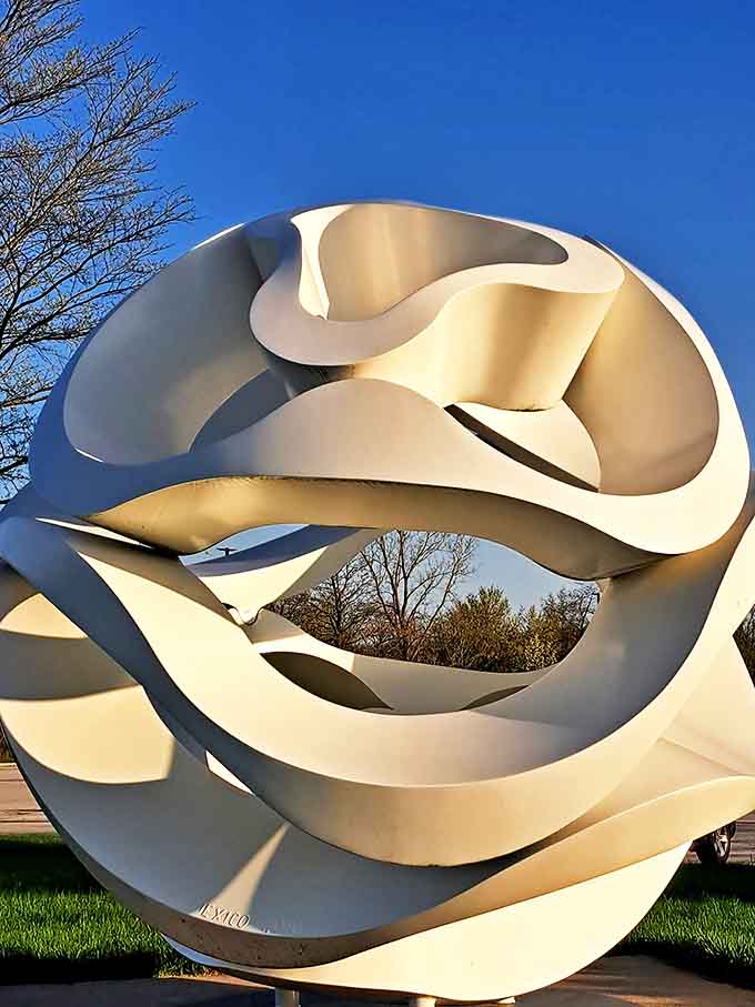 Flowing white curves invite you to circle around, discovering new perspectives with each step &ndash; it's different from every angle, like a good argument.