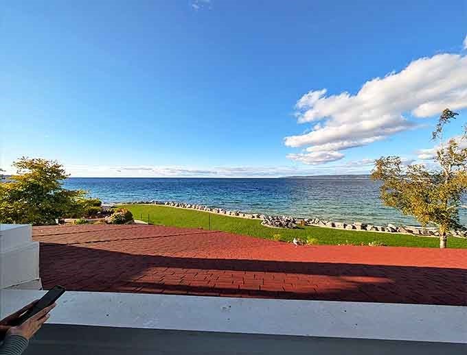 Mother Nature showing off again with that perfect blend of water, sky, and shoreline that somehow never gets old.