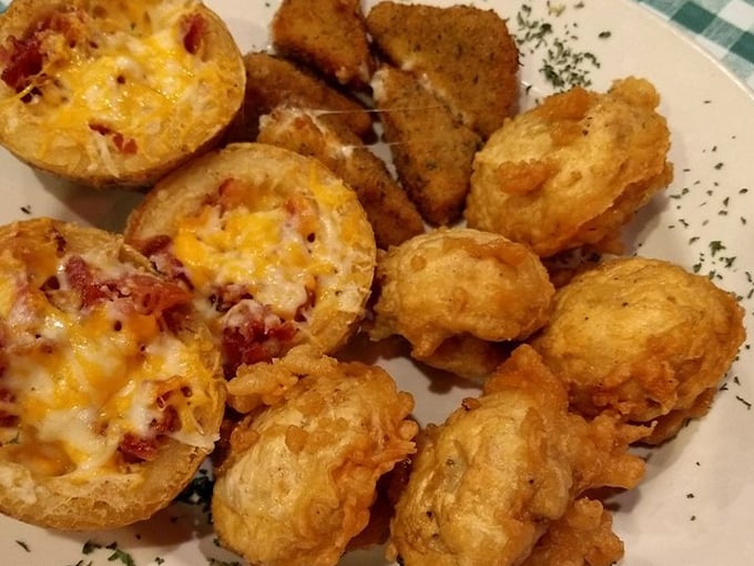 Cloverleaf Bar & Restaurant 7